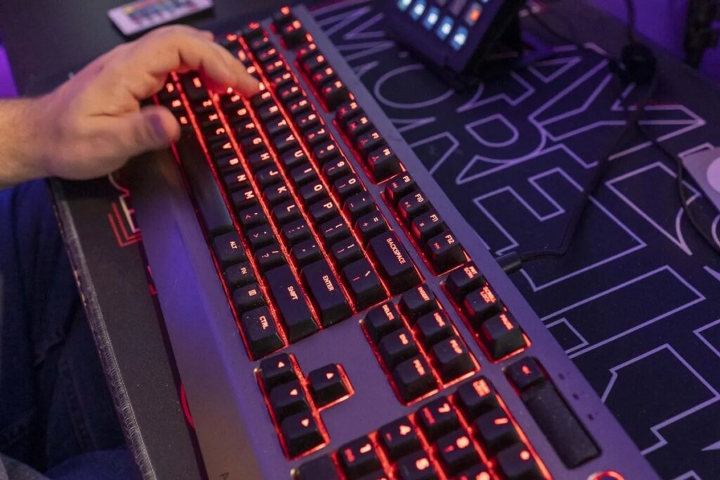 Equipe BetBoom e B8 passam para o Estágio 2 no IEM Cologne Main ...